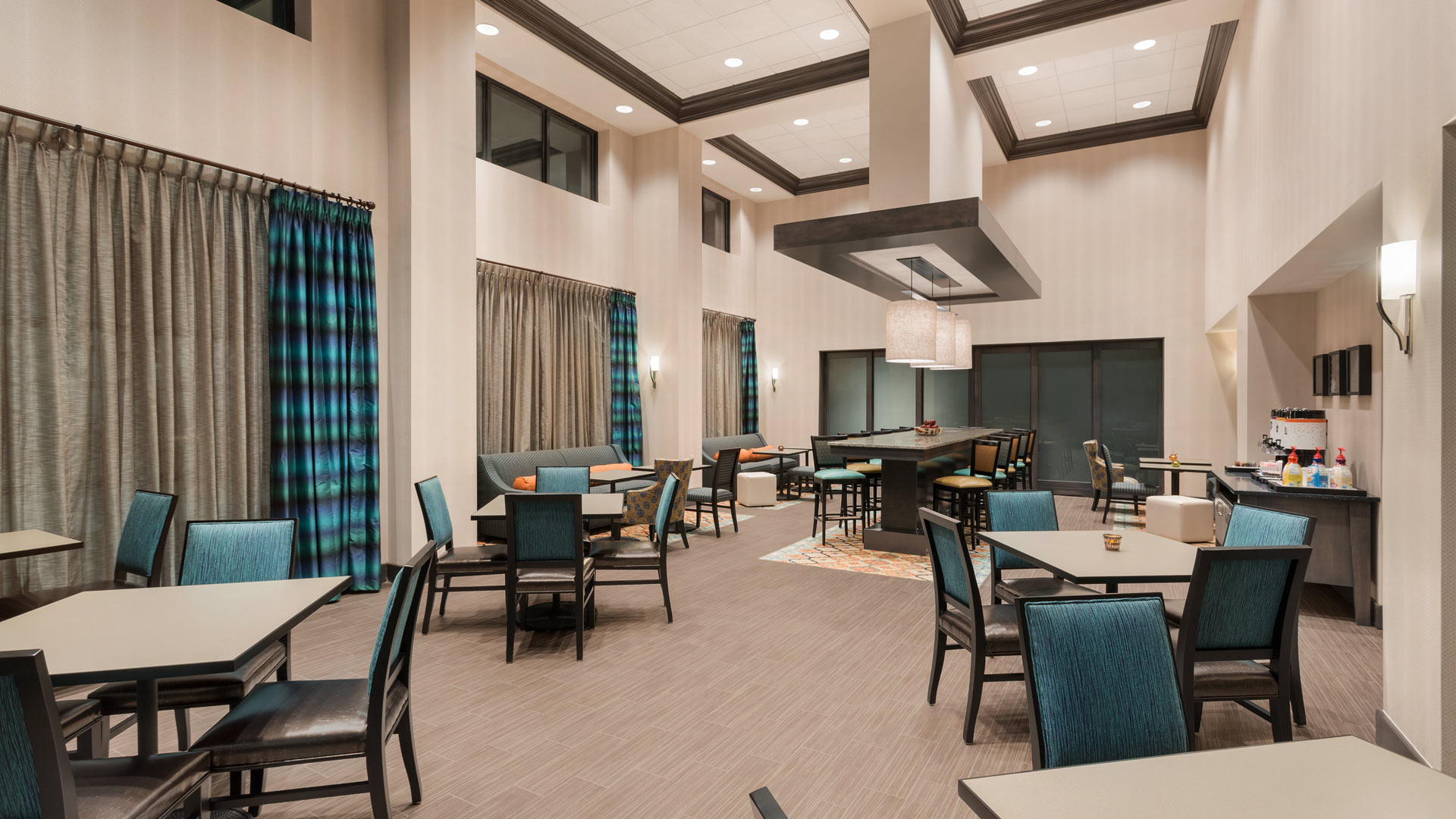 Hampton Inn | Des Moines, IA - Interior Design - Ramaker and Associates